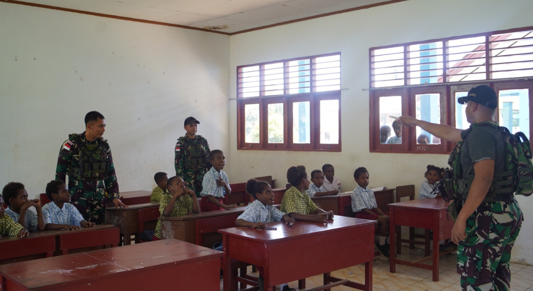 Prajurit Yonif 501/BY Tingkatkan Kemampuan Bahasa Inggris Siswa di ...